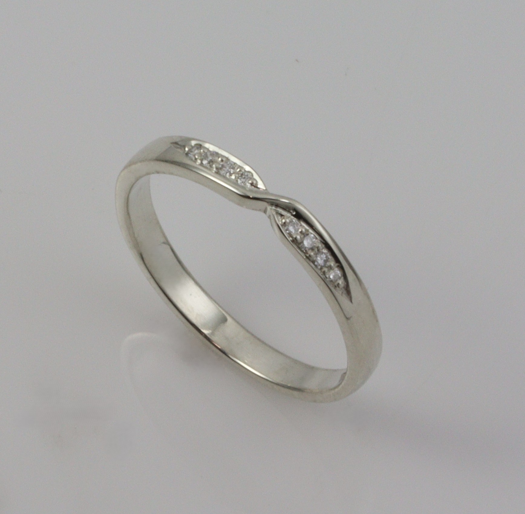 Jewelcraft 9ct White Gold Crossover Grain Set Ring – Jewelcraft Website
